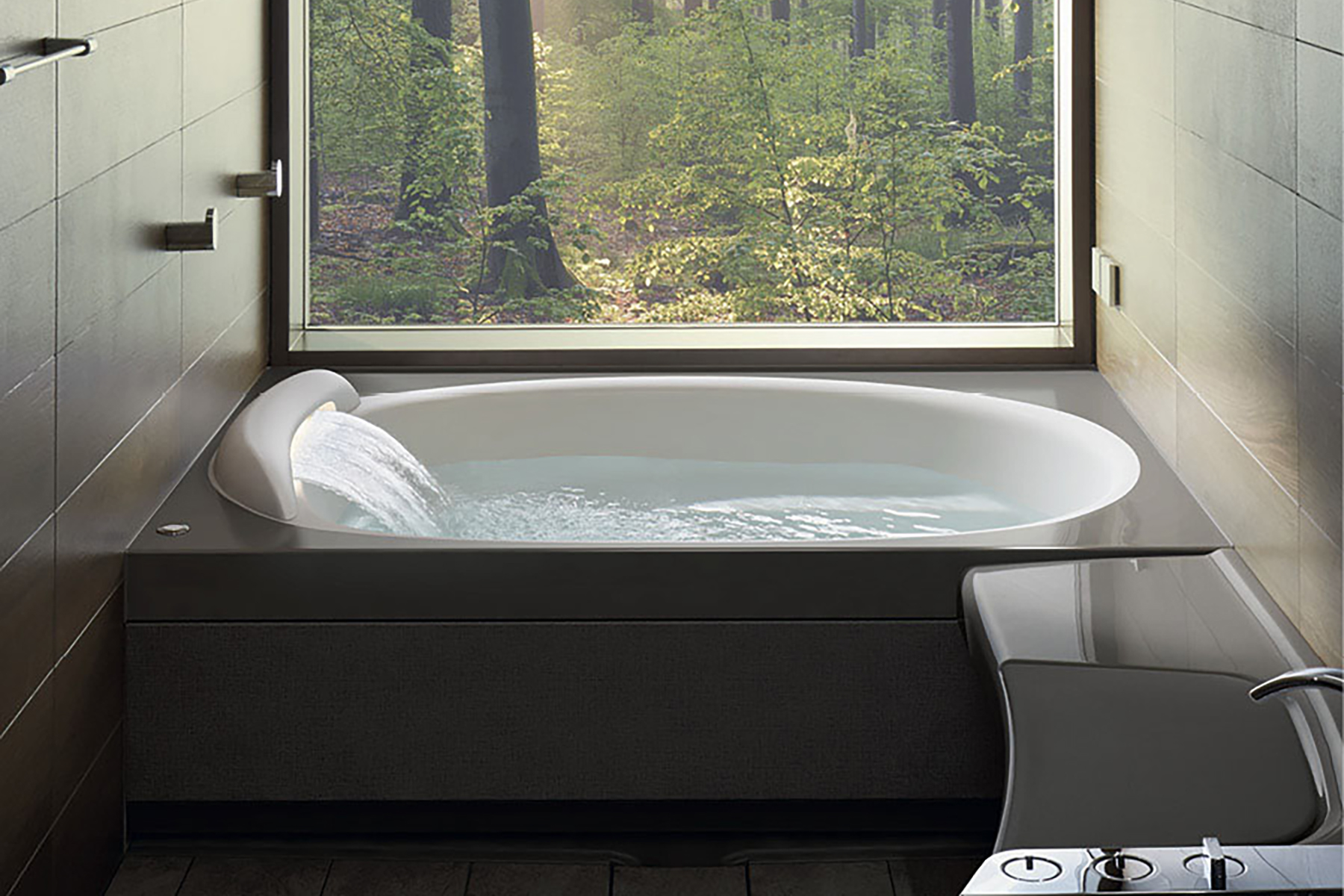 肩湯でゆっくり温泉気分 。ライターがショールームでシステムバス「SPAGE（スパージュ）」を体験 | LaLaLa―私たちの活動 | 株式会社LIXIL Advanced Showroom